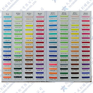 Hilo metálico dorado/plateado.